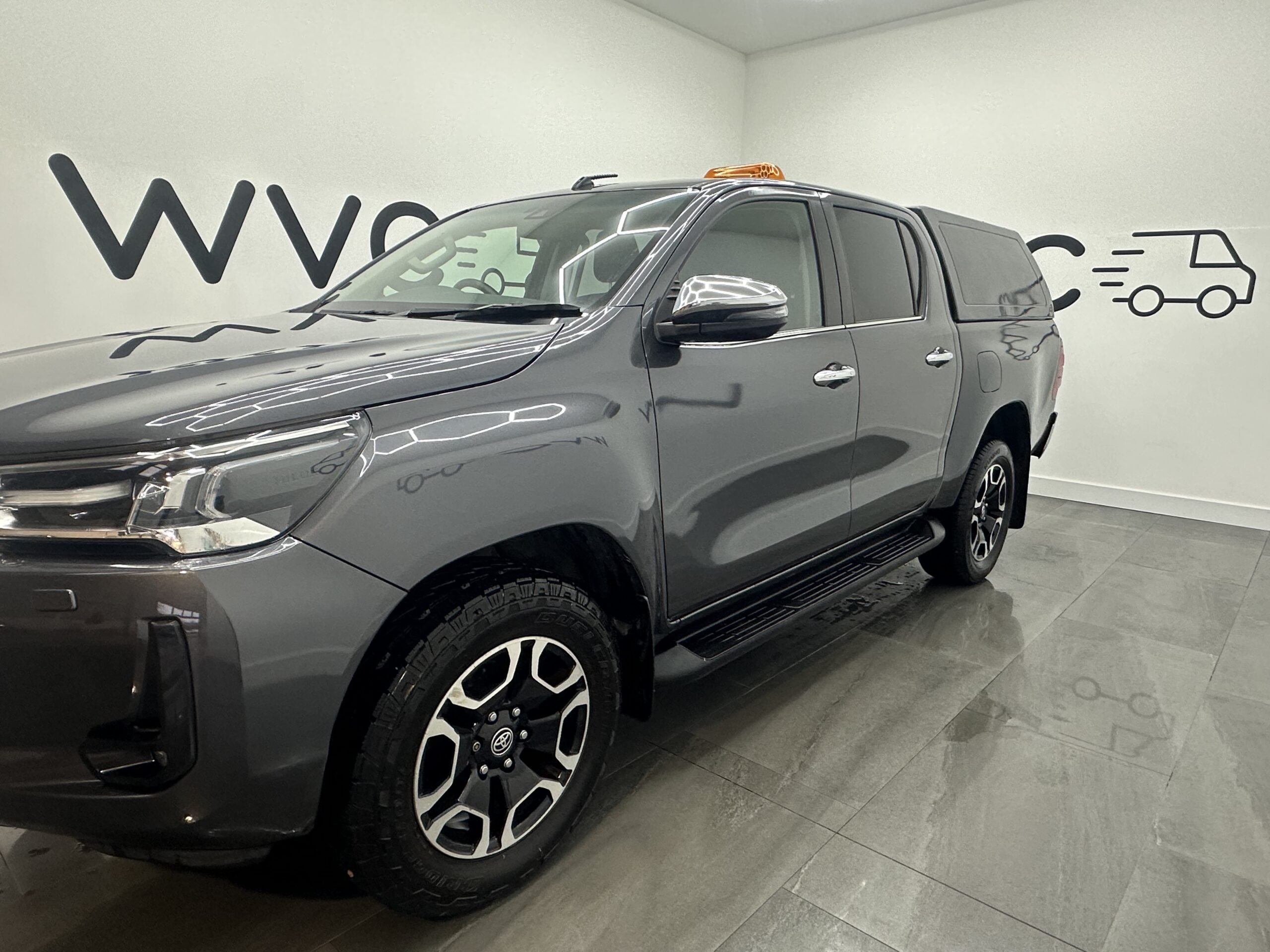 Toyota Hilux 2.8 D-4D Invincible Auto 4WD Euro 6 (s/s) 4dr