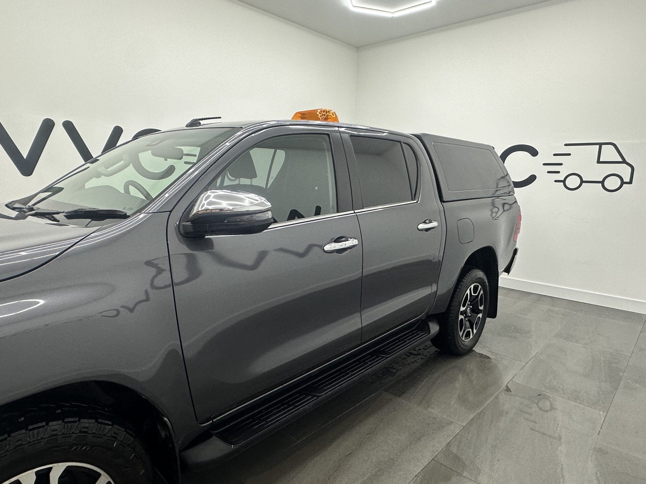 Toyota Hilux 2.8 D-4D Invincible Auto 4WD Euro 6 (s/s) 4dr