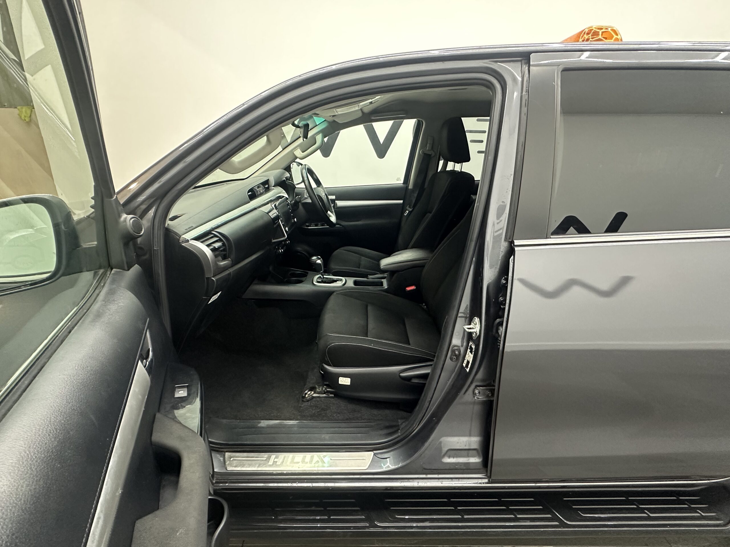 Toyota Hilux 2.8 D-4D Invincible Auto 4WD Euro 6 (s/s) 4dr
