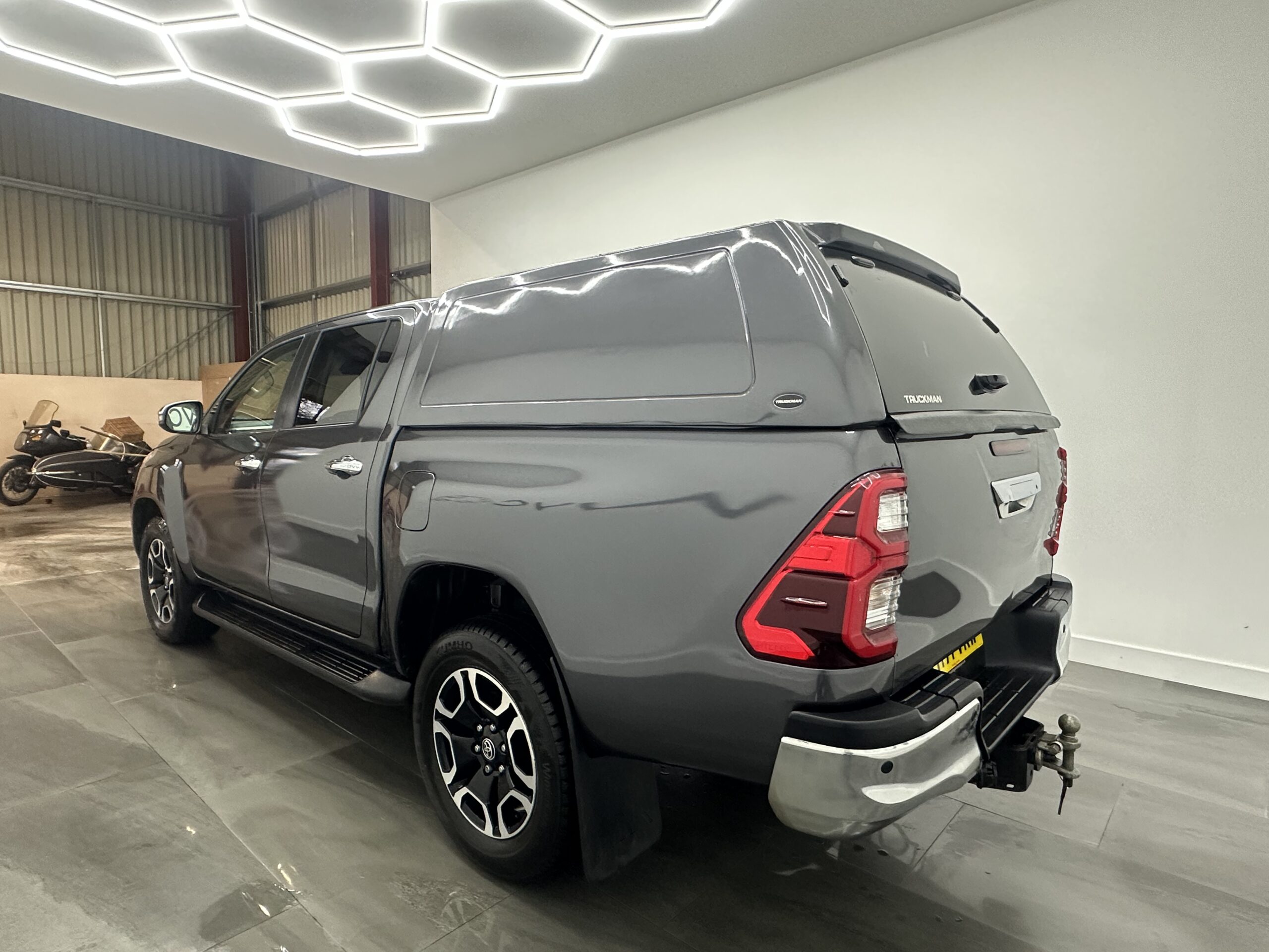 Toyota Hilux 2.8 D-4D Invincible Auto 4WD Euro 6 (s/s) 4dr