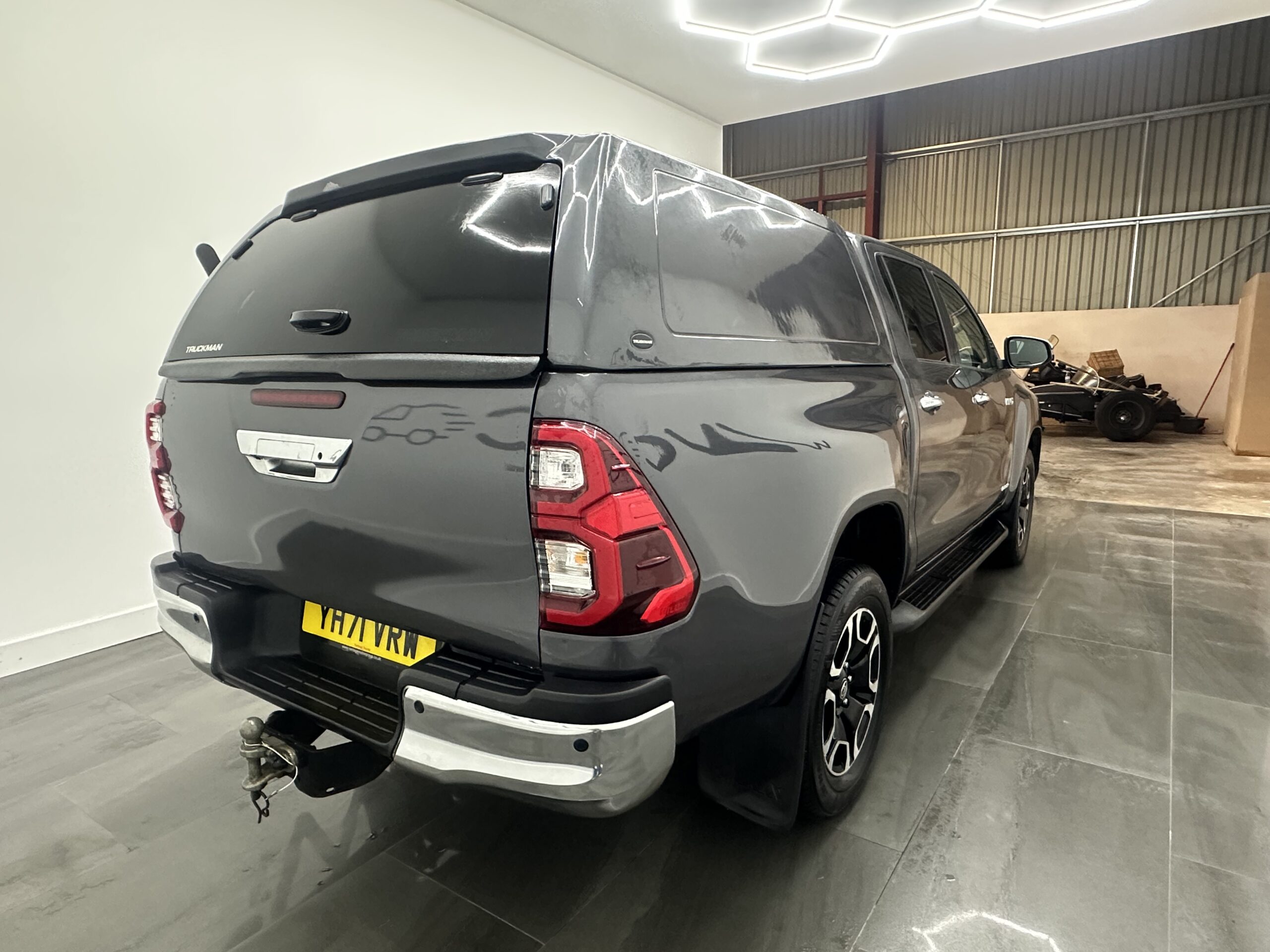 Toyota Hilux 2.8 D-4D Invincible Auto 4WD Euro 6 (s/s) 4dr