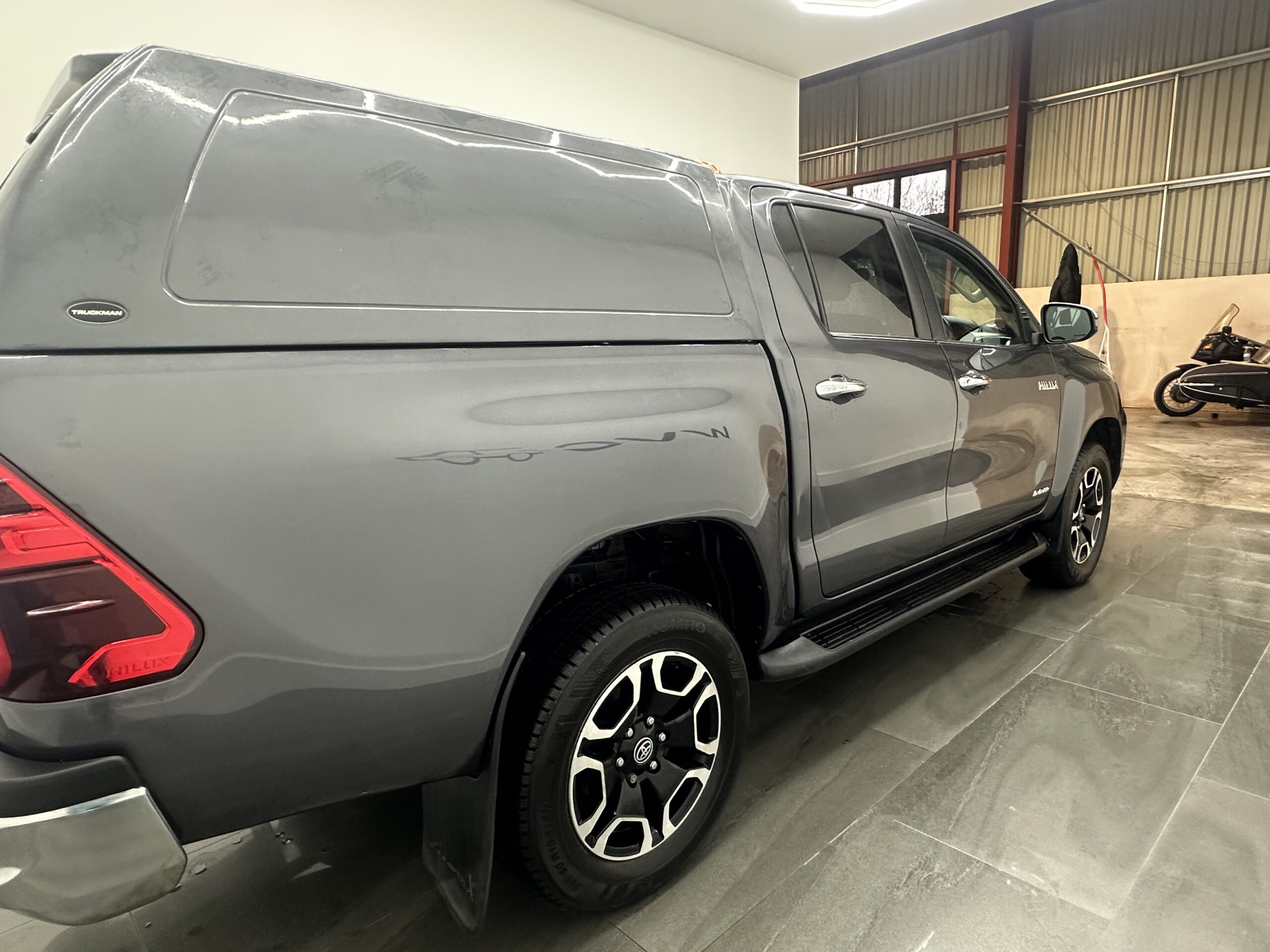 Toyota Hilux 2.8 D-4D Invincible Auto 4WD Euro 6 (s/s) 4dr
