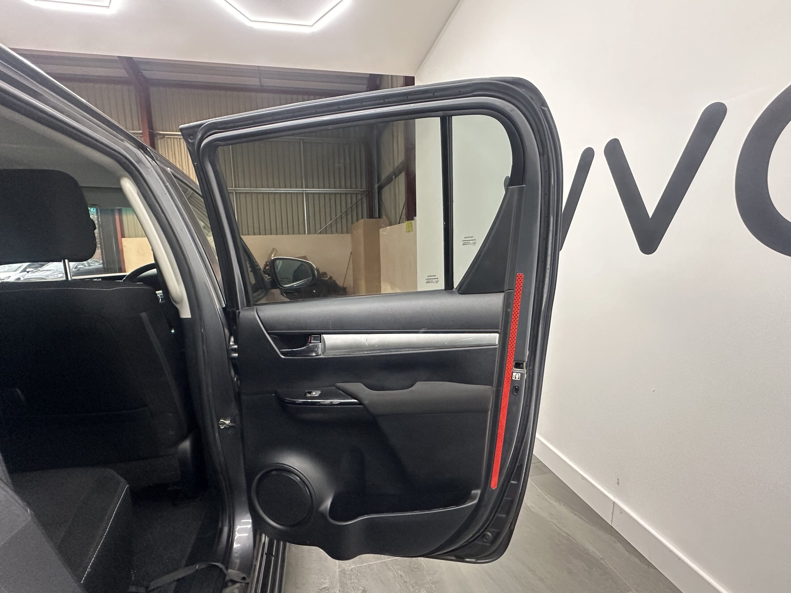 Toyota Hilux 2.8 D-4D Invincible Auto 4WD Euro 6 (s/s) 4dr
