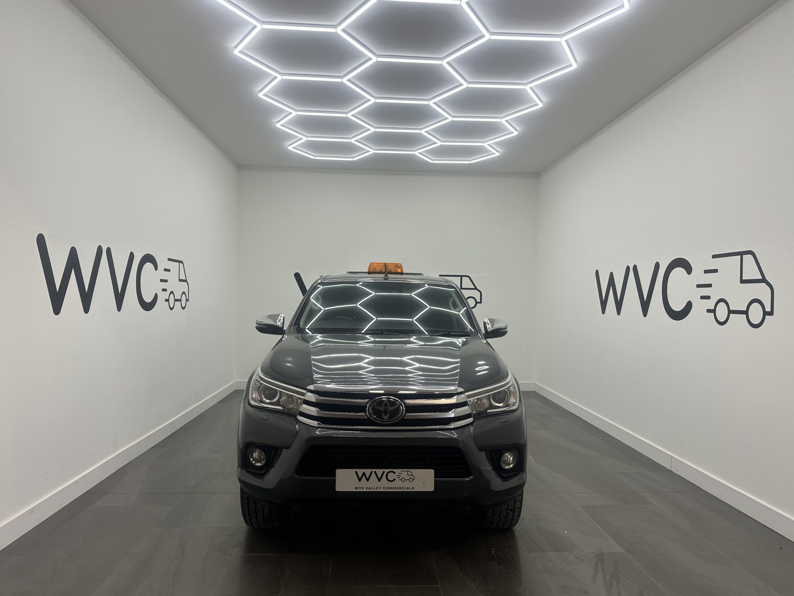 Toyota Hilux 2.4 D-4D Invincible Auto 4WD Euro 6 (s/s) 4dr (TSS)